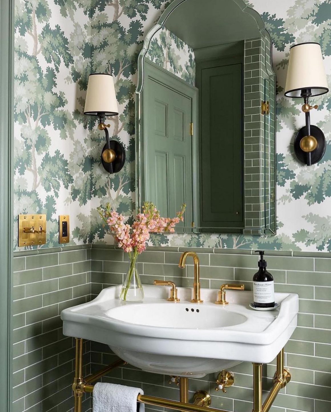 Refreshing Mint Green Room Designs for Calm & Creativity