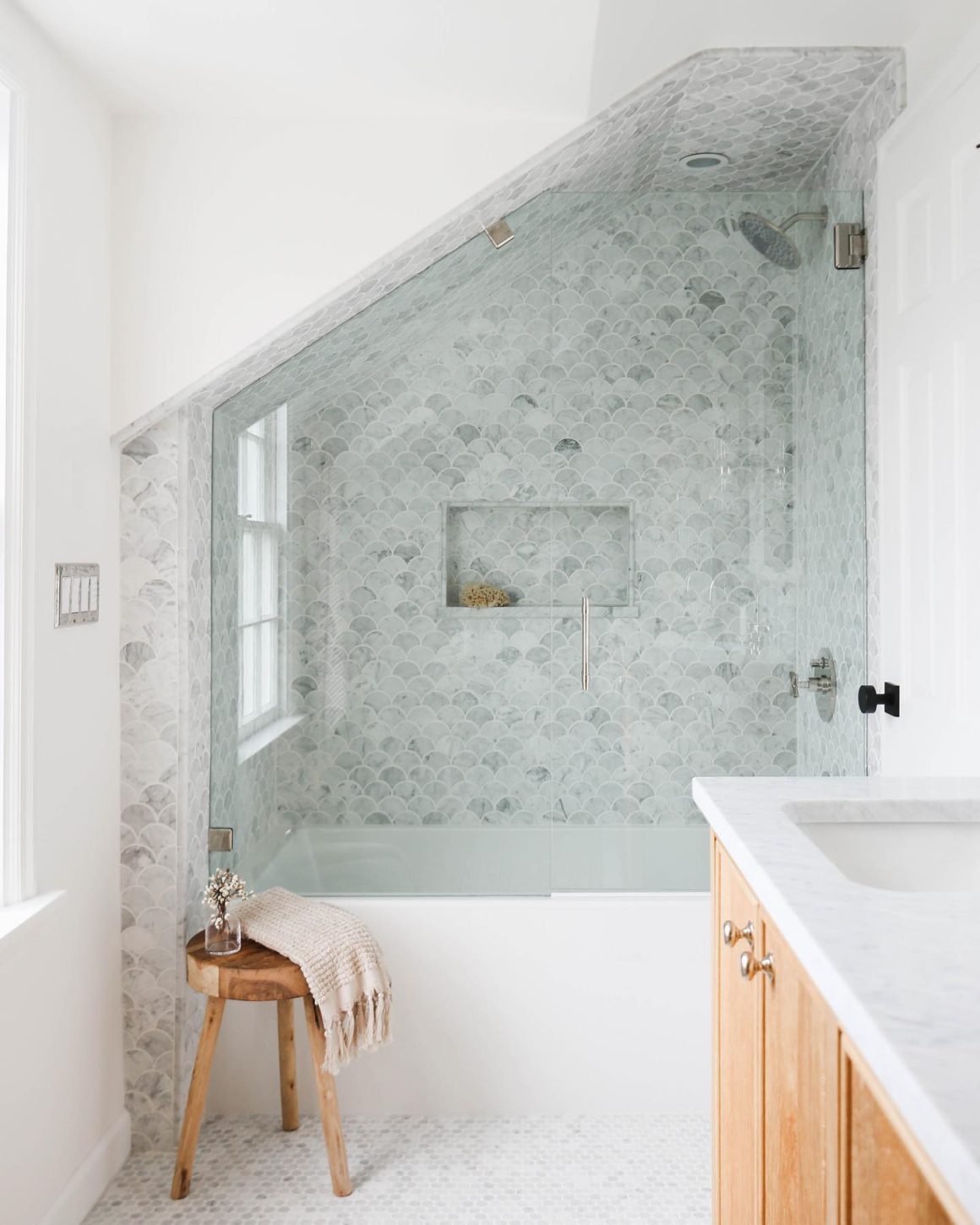 Stunning Shower Tile Ideas: Modern Bathroom Designs